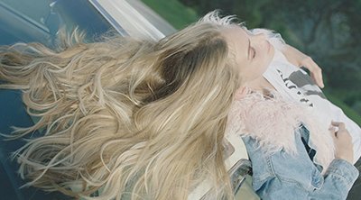 Blond haar met een donkere uitgroei: makkelijk in onderhoud.